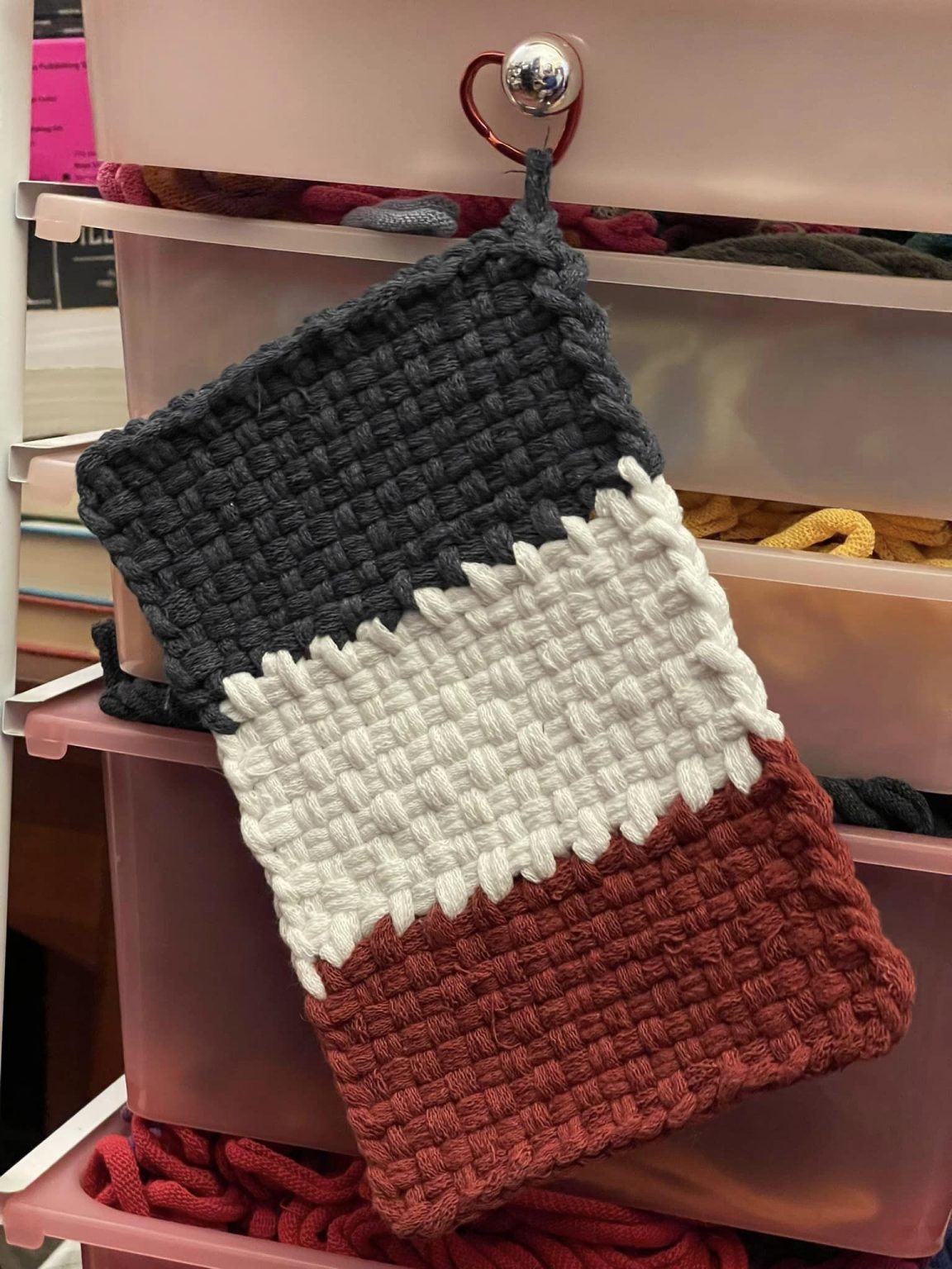 Clasp Weave: Tri-Color Flags – Piglet's Potholder Patterns