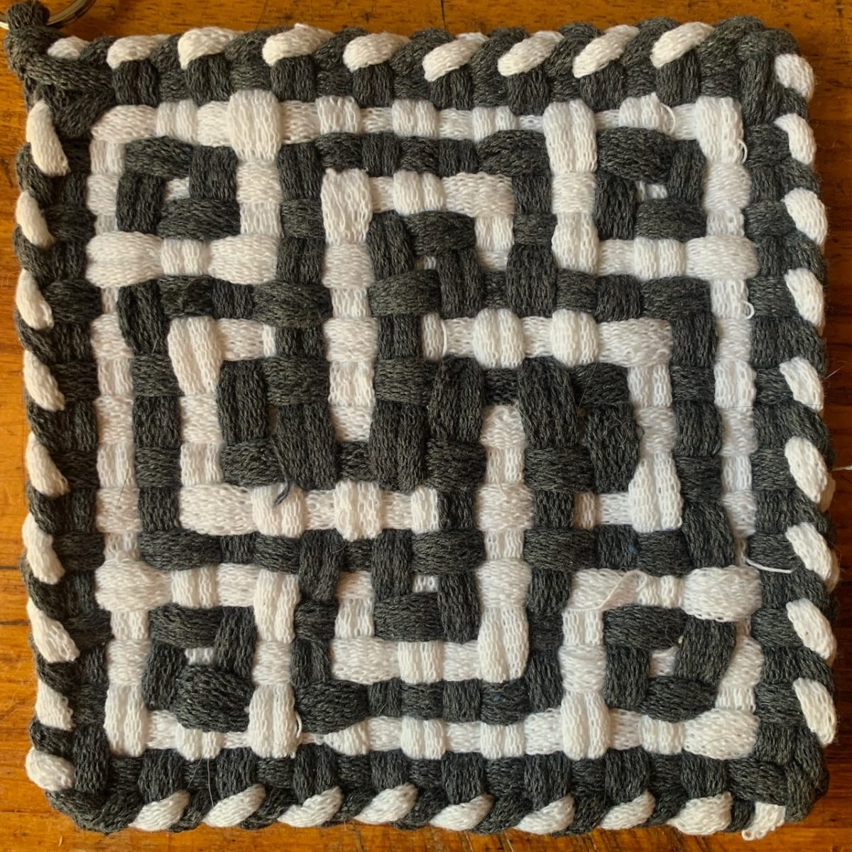 Solomon’s Knot – Piglet's Potholder Patterns